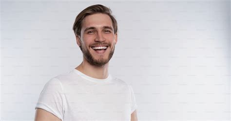 흰색에 격리된 흰색 티셔츠를 입은 섹시한 웃는 잘생긴 남자 사진 Unsplash의 기쁨 이미지