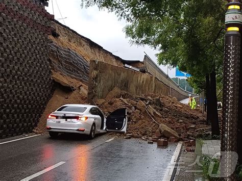오산 가장교차로 고가도로 옹벽 붕괴차량 2대 파손 뉴스1