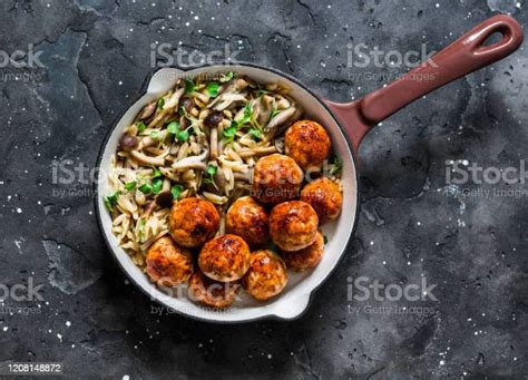 어두운 배경에 냄비에 버섯과 데리야키 치킨 구운 미트볼을 곁들인 오르조 파스타 탑 뷰 건강한 생활방식에 대한 스톡 사진 및 기타