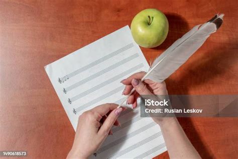 손으로 쓴 음표와 고음 음자리표 메모가 있는 종이 한 장 악보에 여자의 손 솔페지오 주제를 공부합니다 0명에 대한 스톡 사진 및 기타 이미지 Istock