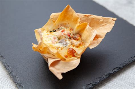 검은 색 슬레이트 표면에 아침 식사 머핀 높은 각도에서 촬영 0명에 대한 스톡 사진 및 기타 이미지 0명 달걀 머핀 Istock