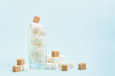 유리와 밝은 파란색과 베이지 색 배경 복사 공간에 흰색과 갈색 설탕의 큐브 가득 찬에 대한 스톡 사진 및 기타 이미지 가득 찬 각설탕 개념 Istock