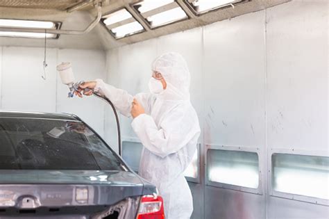 챔버에 있는 기계공 페인팅 자동차 스프레이 건과 에어 브러시를 사용하고 자동차를 칠하는 작업자 차고 페인팅 자동차 서비스 수리 및 유지 보수 40 44세에 대한 스톡 사진