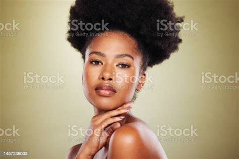 흑인 여성 스튜디오 배경에서 스킨케어 헤어 케어 및 화장품 메이크업을 가진 초상화와 아름다움 건강한 얼굴 질감과 위생을 위한