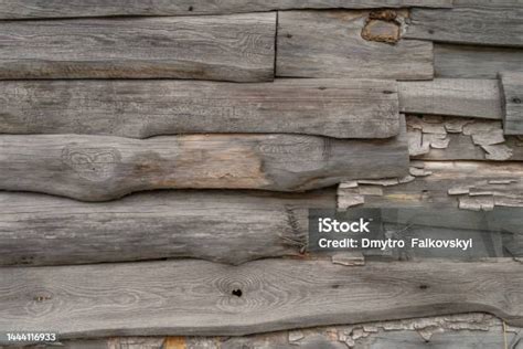 울타리 벽은 세로로 자른 나무 줄기로 만들어져 있습니다 0명에 대한 스톡 사진 및 기타 이미지 0명 갈색 거친 Istock