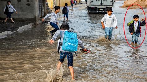 طفل عراقي يسقط ويبكي في مياه الأمطار قصة بالصور