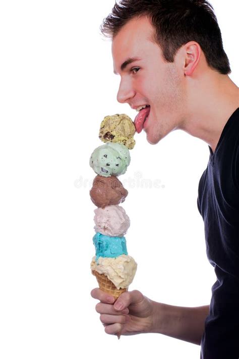 Junges Fleisch Fressendes Eine Eiscreme Mit Sechs Schaufeln C Stockfoto Bild Von Kalt Blau