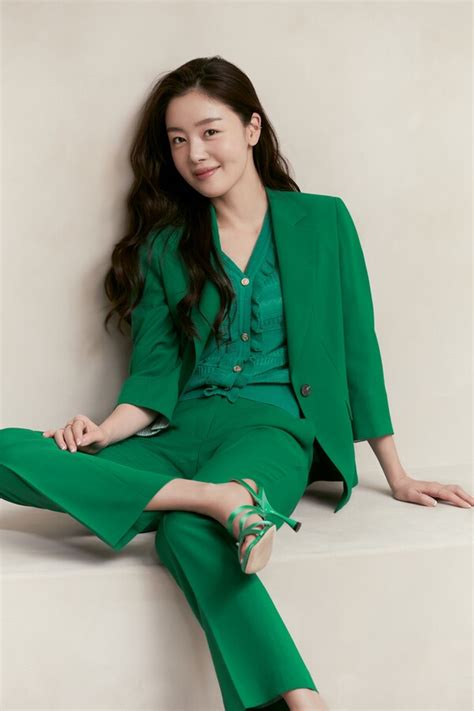 한선화 빨강·초록·청청·꽃무늬까지 다 소화화보