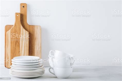 회색 돌 배경에 나무 커팅 보드가있는 흰색 도자기 판과 컵 스택 0명에 대한 스톡 사진 및 기타 이미지 0명 개체 그룹 건강한 식생활 Istock