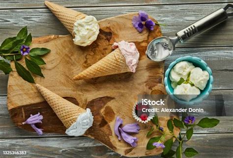 바닐라 블루베리 라즈베리 아이스크림 와플 콘 소재의 와플 콘 딸기와 꽃이 있는 나무 판에 플랫 레이 3가지 개체에 대한 스톡