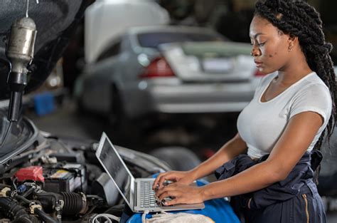 자동차 수리 차고에서 프로그래밍 가능한 Epu 자동차에서 일하는 기계 소녀 Usb 케이블에 대한 스톡 사진 및 기타 이미지