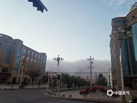 甘肃酒泉出现沙尘天气 “沙墙”遮天蔽日 天气图集 中国天气网