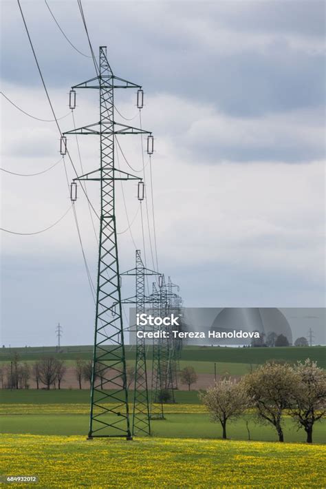 봄 초원 위의 높은 전압 파워 라인입니다 하늘 배경에 전기 극입니다 강철에 대한 스톡 사진 및 기타 이미지 강철 건축물 공학 Istock