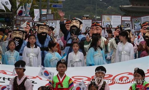 남북 광화문광장·평양 단군릉서 각각 개천절 행사 연합뉴스 남북 광화문광장·평양 단군릉서 각각 개천절 행사 연합뉴스