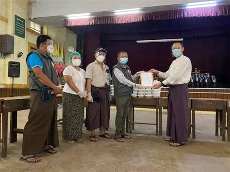 လမ်းမတော်မြို့နယ် အ ထ က ၁ Quarantine Centre သို့ ထမင်းဘူးများနှင့် အလှူငွေများ လာရောက်လှူဒါန်း