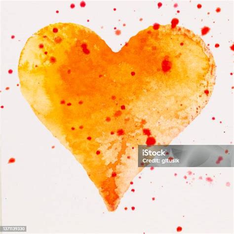 수채화는 흰색 수채화 종이에 분홍색 하트를 칠했습니다 수채화에 대한 스톡 사진 및 기타 이미지 수채화 질감 하트 모양 Istock