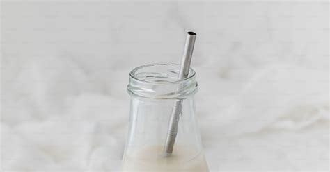 빨대가 들어있는 우유 한 병 사진 Unsplash의 두유 이미지