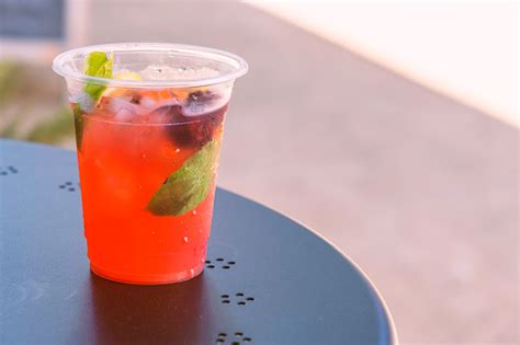 카페테리아의 서빙 테이블에 얼음 차가운 빨간 민트 히비스커스 과일 차를 닫습니다 히비스커스에 대한 스톡 사진 및 기타 이미지 히비스커스 아이스 티 칵테일 Istock