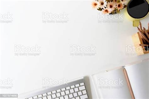 상위 뷰 사무실 책상 노트북 종이 연필 컴퓨터 키보드와 꽃 꽃다발 작업 영역 및 복사 공간 위에 개념에 대한 스톡 사진 및 기타 이미지 Istock