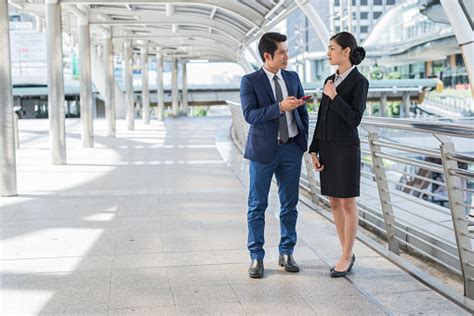 아시아 실업가 사업가 휴대 전화에 인터넷 및 친구와 채팅 서핑 텍스트 복사 공간 Voip에 대한 스톡 사진 및 기타 이미지 Voip 기업 재무와 산업 남성 Istock