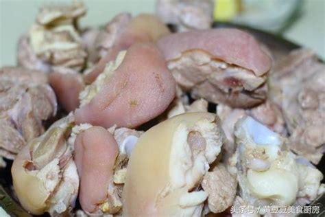 鹵豬蹄，女人愛的美容佳品，男人愛的下酒菜，香氣四溢、肥而不膩 每日頭條