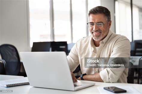 행복한 미소 성숙한 인도 또는 라틴어 사업가 Ceo 상인 컴퓨터를 사용하고 타이핑하고 현대 사무실에서 일하고 온라인 데이터 시장