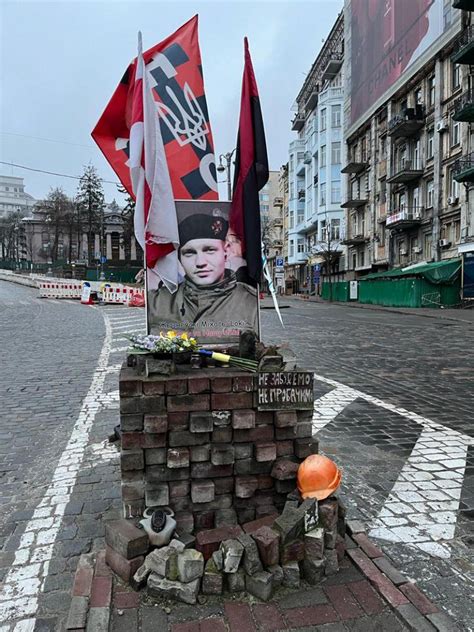 Президент України вшанував память Героїв Небесної Сотні