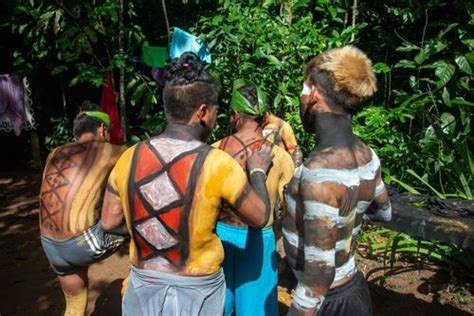 Indígenas Da Etnia Maxakali Se Preparam Para Cerimônia De Casamento Na Festa Aragwaksã Ritual