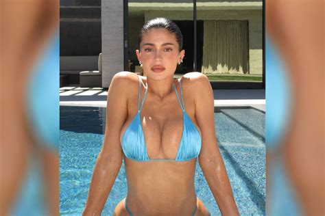 Кайли Дженнер показала фигуру в крошечном бикини «Грудь ради продаж Газета Ru Новости