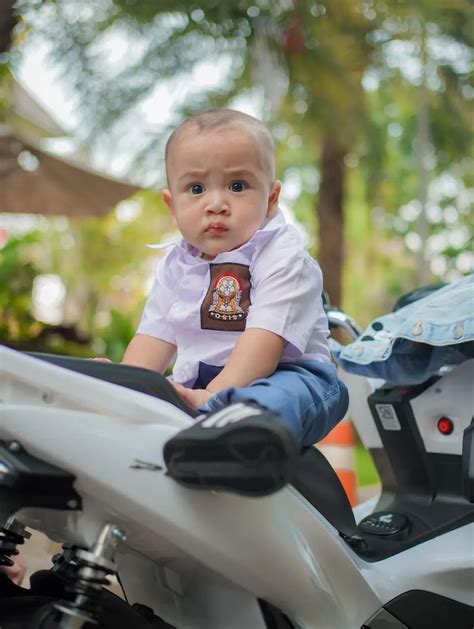 Cipung Makin Lucu Dan Menggemaskan Kenakan Seragam Sma Duduk Di Atas Motor Photo Fimela Com