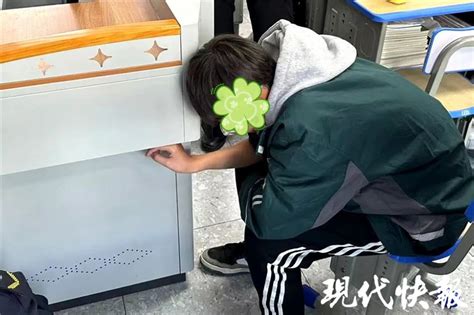又见“熊孩子”！手指卡进讲台 极目新闻