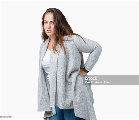 격리를 통해 아름 다운 플러스 크기 젊은 여자 입고 겨울 자 켓 배경 통과 요 통 다시 손으로 근육의 통증 감동 갈색 머리에 대한 스톡 사진 및 기타 이미지 Istock
