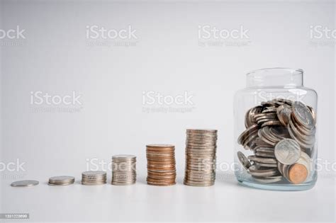 흰색 배경 위에 항아리에 태국 바트 동전과 동전의 더미의 이미지 금융 및 은행 개념 0명에 대한 스톡 사진 및 기타 이미지 0명 개념 개념과 주제 Istock