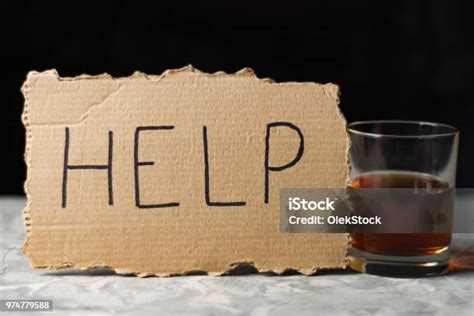 손으로 쓴된 비문와 골 판지 착용된 사각형 근처 알코올로 투명 유리 검은 배경에 회색 시멘트에 대 한 도움말 맨 정신에 대한 스톡 사진 및 기타 이미지 Istock