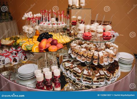 Десерты с фруктами муссом печенье Различные виды сладкой выпечки маленькие красочные сладкие