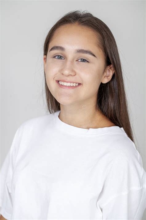 Retrato Estreito De Uma Jovem E Linda Garota Morena Imagem De Stock Imagem De Eleg Ncia