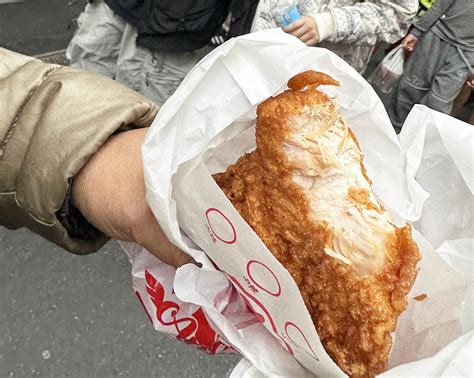 天使雞排台中一中店一中街排隊美食比臉小竟比手掌厚又多汁的雞排 熱血台中