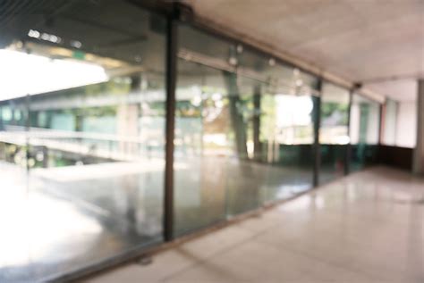 레스토랑의 추상적인 배경 흐리게 앞 빈 나무 테이블 디스플레이에 사용할 수 있습니다 또는 귀하의 제품을 몽타주 카운터의 표시에 대 한 조롱 0명에 대한 스톡 사진 및 기타