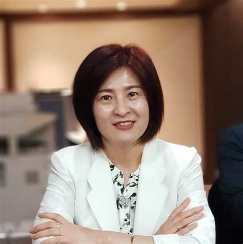 이승희 이승희 Updated Her Profile Picture