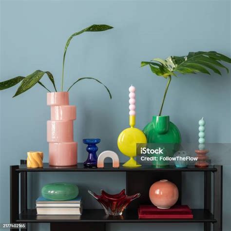 디자인 Boucle 소파 모형 포스터 선반 식물 장식 및 개인 물건이있는 거실의 현대적이고 다채로운 인테리어 가정 장식 0명에 대한 스톡 사진 및 기타 이미지 Istock