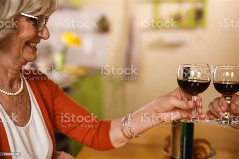 남편과 함께 레드 와인으로 응원하는 즐거운 노인 여성의 샷을 잘라냅니다 2명에 대한 스톡 사진 및 기타 이미지 2명 70 79세 가정 생활 Istock