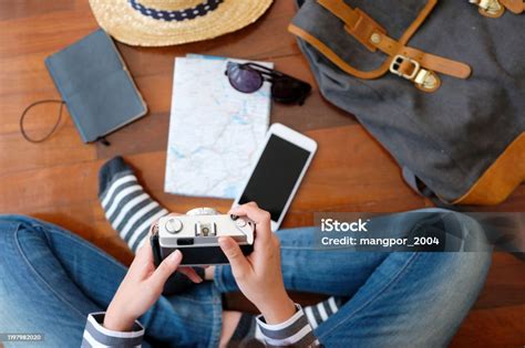 젊은 아시아 여자 손 빈티지 카메라를 들고 있는 동안 여행을 준비 사람들이 여행 여름 휴가 휴가 개념 최고 보기 가방에 대한 스톡 사진 및 기타 이미지 Istock