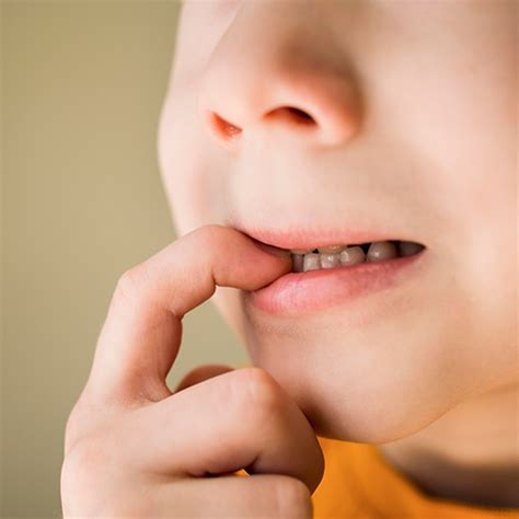 6 راهکار برای ترک ناخن جویدن کودکان بررسی علت وی سلامت