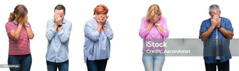 울고 있는 동안 손으로 얼굴을 덮고 슬픈 표정으로 고립 된 배경 위에 중세 시대와 고위 사람들의 그룹의 콜라주 우울증 개념입니다 50 59세에 대한 스톡 사진 및 기타