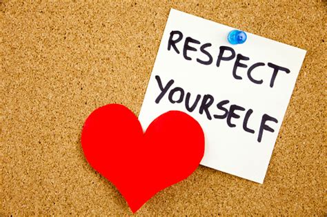 노란색 스티커 메모 작성 캡션 비문 존경 자신코르크 게시판에 검은색 잉크로 필기 0명에 대한 스톡 사진 및 기타 이미지 0명 개선 기회 Istock