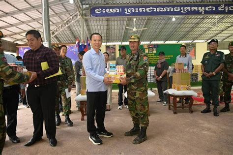 លោកអ្នកឧកញ៉ា ទ្រី ភាព និងលោកជំទាវ ផ្ដល់អំណោយដល់កងទ័ពឈរជើងនៅព្រំដែនកម្ពុជា ថៃ