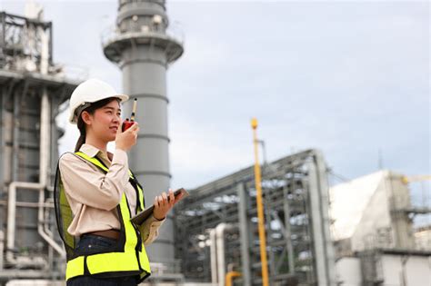 산업 단지 지역의 발전소에서 일하는 여성 엔지니어의 초상화 일정에 따라 완료하기 위해 프로젝트에 대한 후속 조치를 취합니다 건설 산업에 대한 스톡 사진 및 기타 이미지