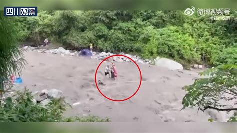 现场：四川彭州龙槽沟附近突发山洪 多人被水冲走凤凰网视频凤凰网