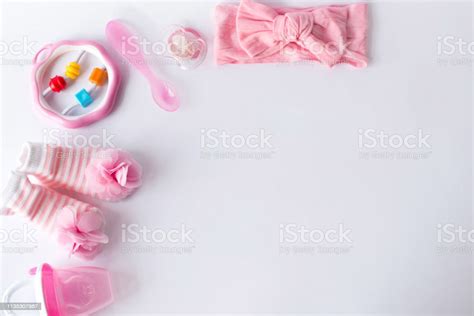 아기 소녀 액세서리 및 텍스트에 대 한 빈 공간을 가진 흰색 배경에 장난감 평면도 평 신도 우유 병에 대한 스톡 사진 및 기타 이미지 Istock