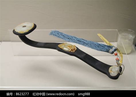 清代紫檀雕水纹柄三镶白玉如意高清图片下载 红动中国